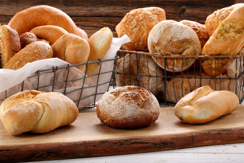 Diversos Tipos De Rollos En Fondo De Madera Foto de archivo - Imagen de ...