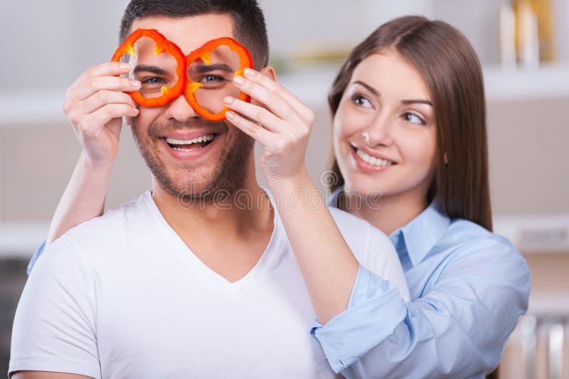 Divertirse en la cocina. imagen de archivo. Imagen de atractivo - 39772009