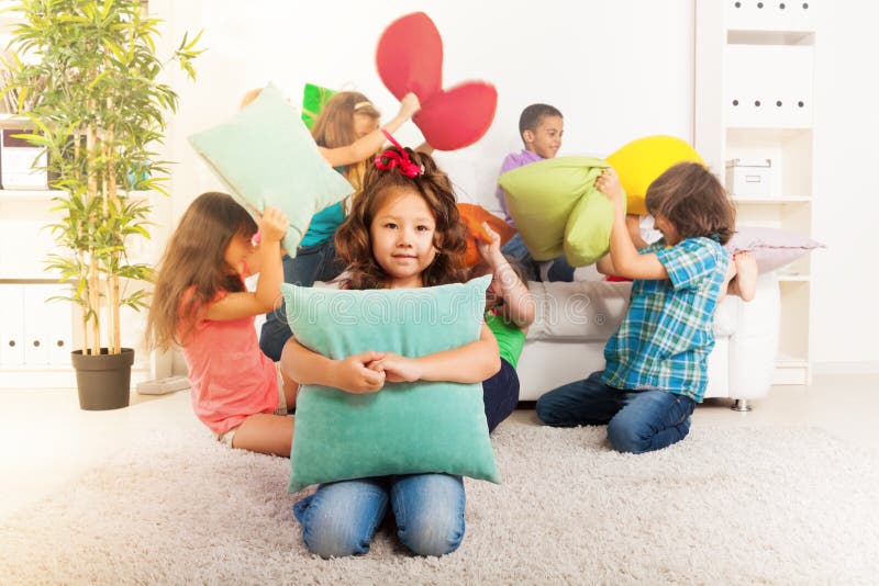 Divertirse En Sala De Estar Imagen de archivo - Imagen de amigo, casero ...