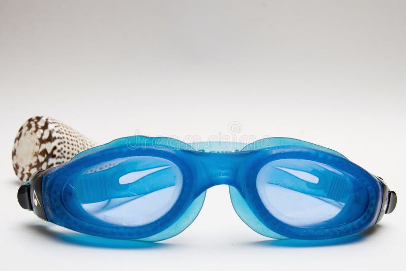 Diving goggles and shell stock image. Image of summer - 9752473