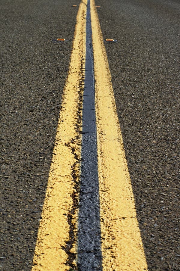 Fond De Route Avec Double Ligne Jaune Image stock - Image du rural ...