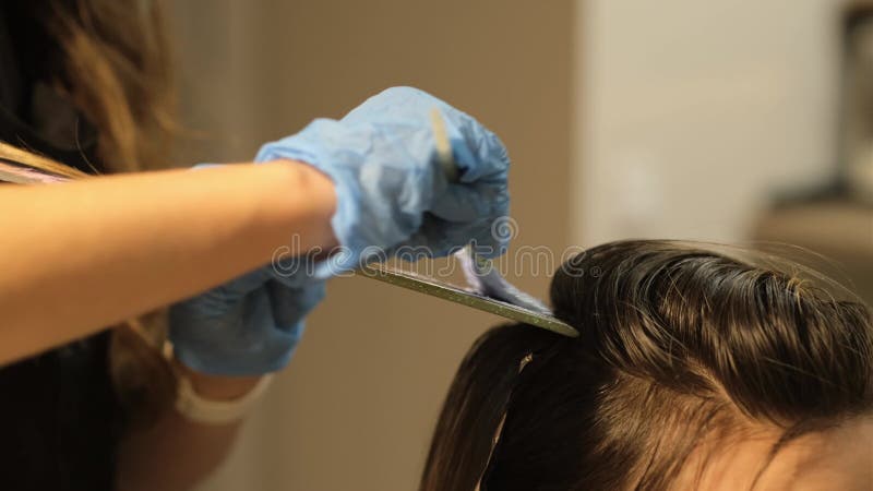 DIY Hair Highlights Tutorial at Home, Offering Easy Techniques To ...