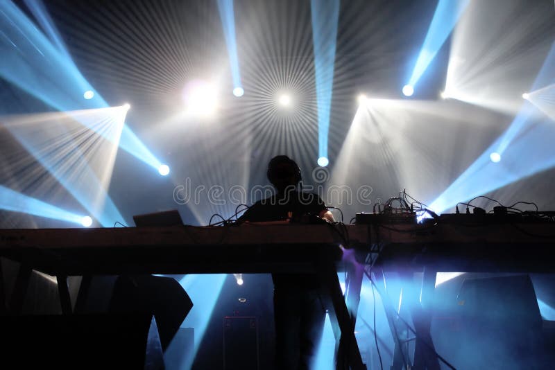 DJ auf dem Stadium stockbild. Bild von elektronisch, band - 44251457