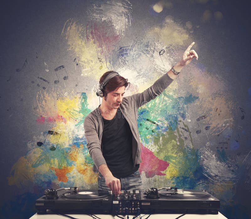 DJ, Das Musik an Der Diskothek Spielt Stockbild - Bild von kaukasisch ...