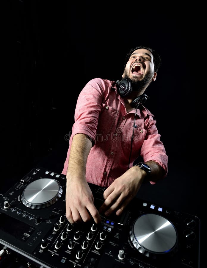 DJ, das Musik spielt stockfoto. Bild von glücklich, lebensstile - 38718744