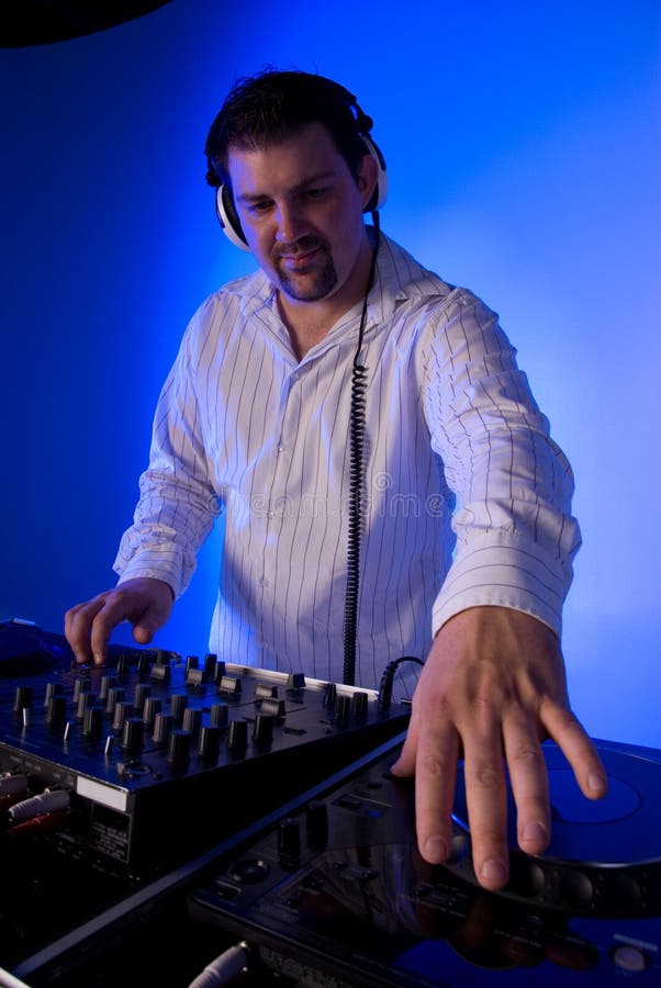 DJ dat muziek mengt stock afbeelding. Image of audio - 129815493