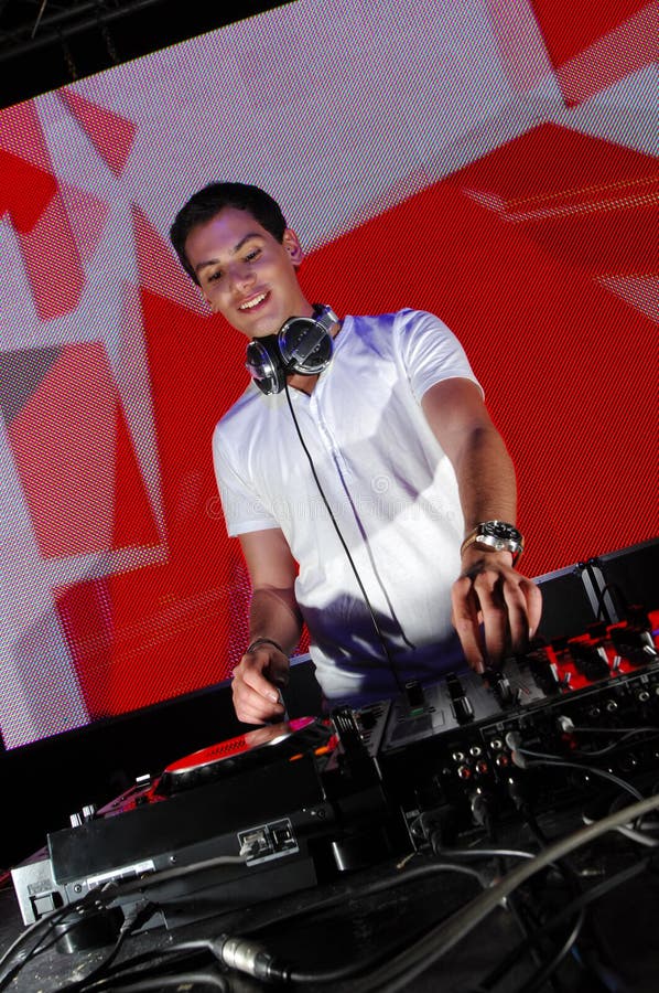 DJ en la acción foto de archivo. Imagen de concierto - 24679292