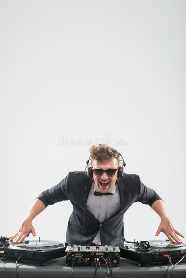 DJ Im Smoking, Das Durch Drehscheibe Mischt Stockbild - Bild von ...