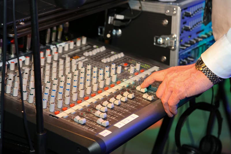 DJ Pult, Afstandsbedieninglicht in De Concertzaal Stock Foto - Image of ...