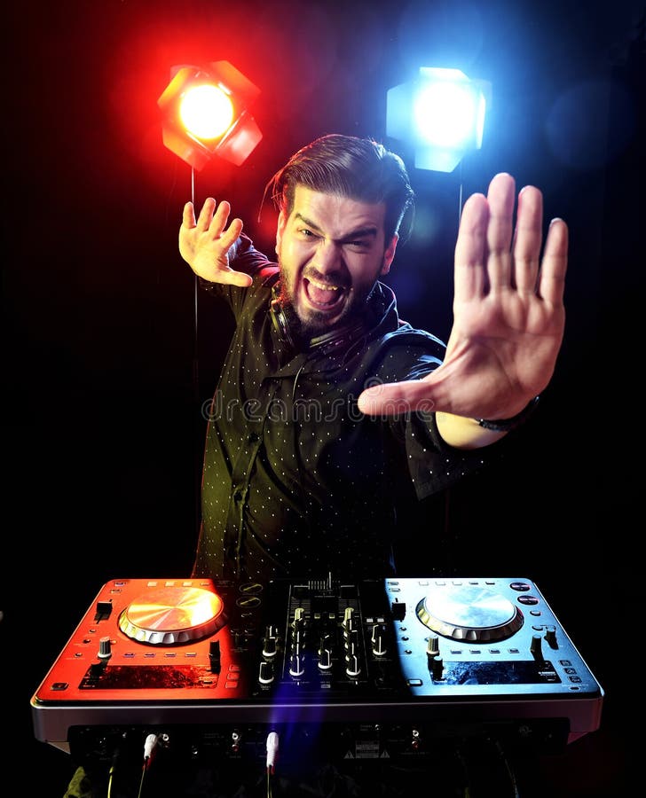 DJ que joga a música imagem de stock. Imagem de divertimento - 38704719
