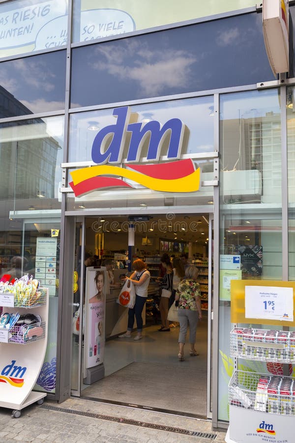 Muestra 3 De La Tienda Del Drogerie Del Dm Imagen editorial - Imagen de ...