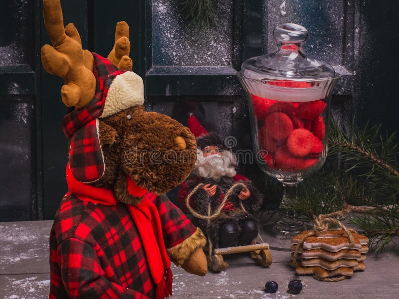 Do Natal Vida Acolhedor Ainda Com Rena Da Peluche, Boneca De Santa Claus Foto de Stock - Imagem ...