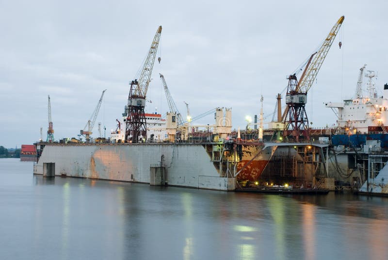 Navio na doca seca foto de stock. Imagem de armazenamento - 33883998
