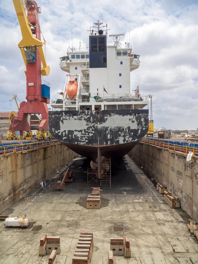 Doca seca - barco imagem de stock. Imagem de guindaste - 41333783