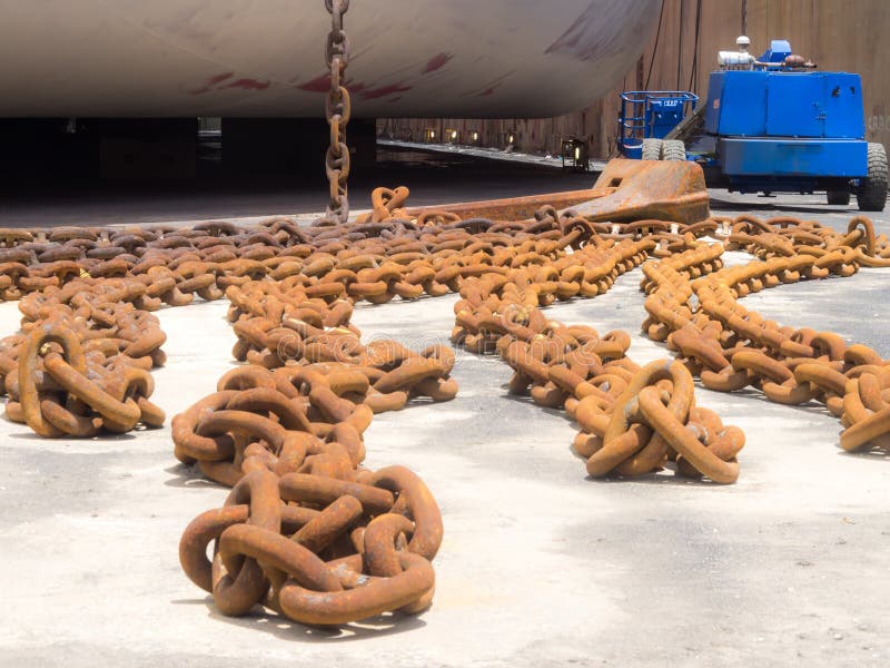 Doca Seca - Barco E Correntes Foto de Stock - Imagem de sucata, navio ...