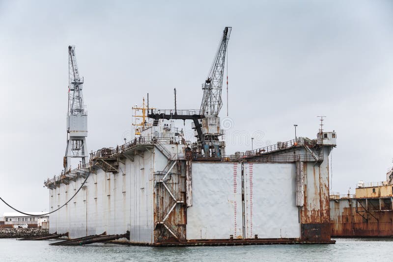 Estaleiro Da Doca Seca No Porto De Montevideo, Uruguai Navio Velho Sob ...
