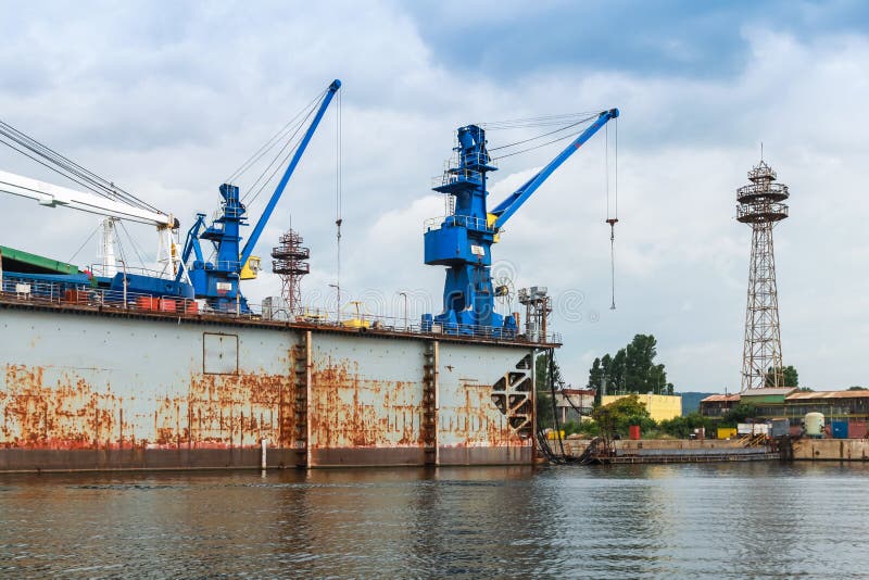 Doca Seca Oxidada Velha De Flutuação Foto de Stock - Imagem de costa ...