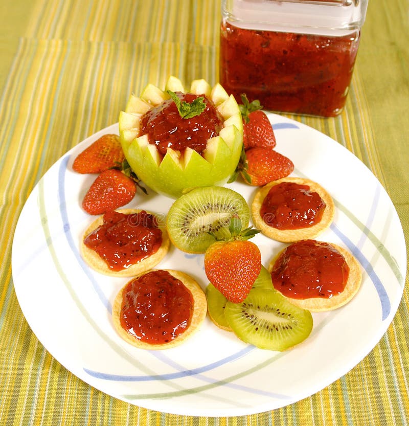 Doce De Fruta Da Morango E Do Quivi Foto de Stock - Imagem de preparado ...