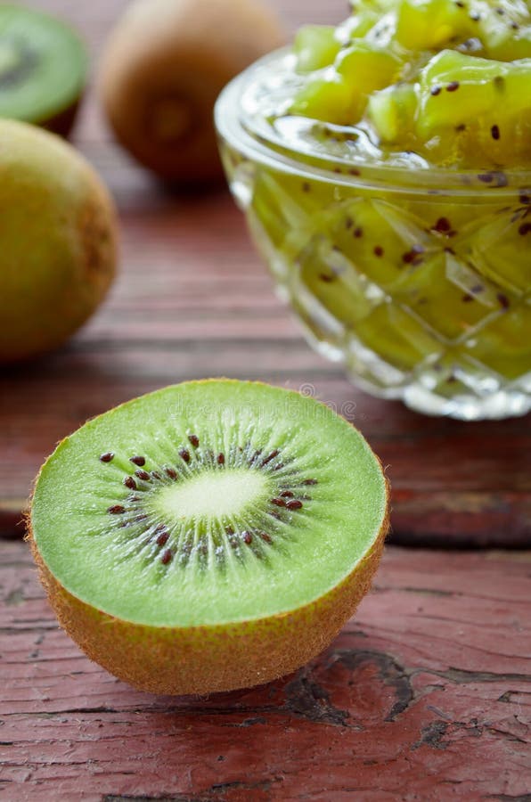 Doce Verde Caseiro Fresco Do Quivi Imagem de Stock - Imagem de cozinhar ...