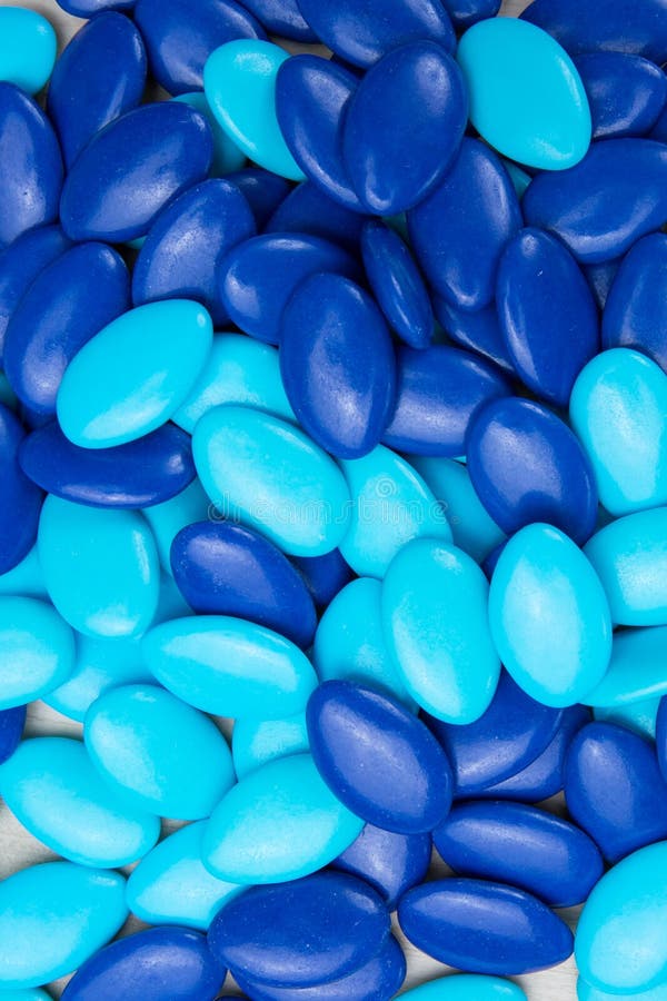 Doces Azuis Brilhantes Da Cor Em Um Fundo Branco Foto de Stock - Imagem ...