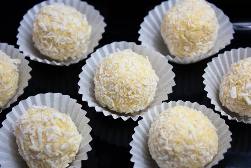 Doces brancos imagem de stock. Imagem de doce, branco - 25421297