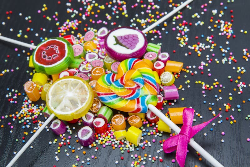 Doces E Pirulitos Sortidos Coloridos Foto de Stock - Imagem de grupo ...