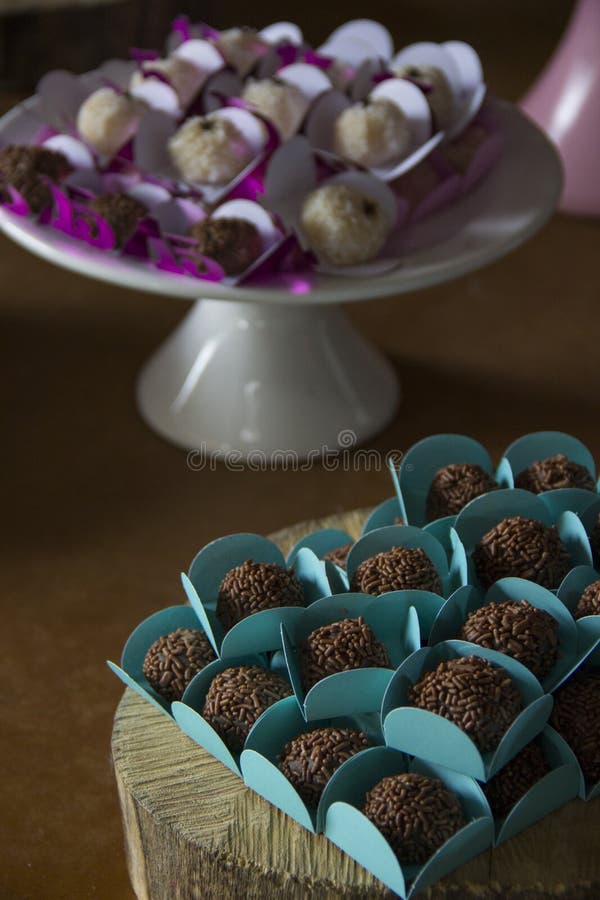 Doces Tradicionais Brasileiros Brigadeiros E Beijinho Imagem de Stock ...