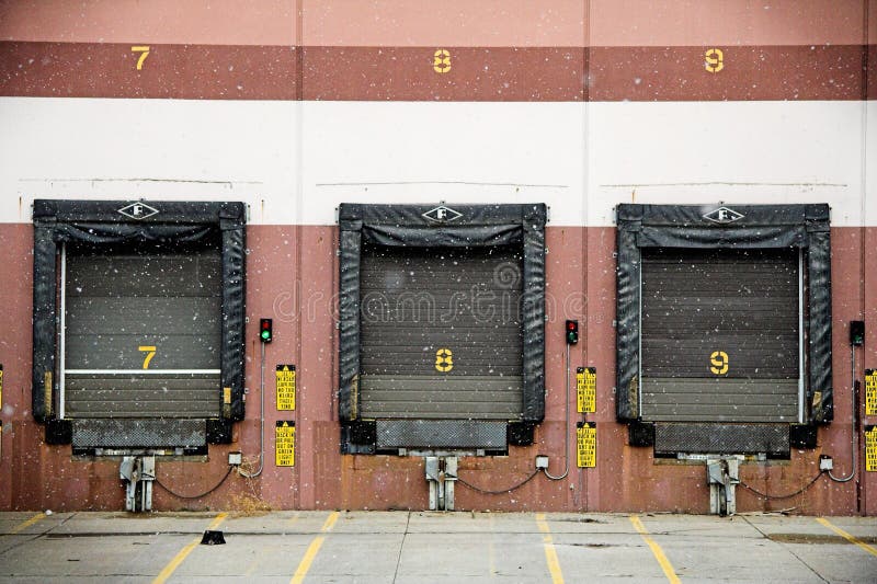 Dock de camion image stock. Image du remorque, cargaison - 980081