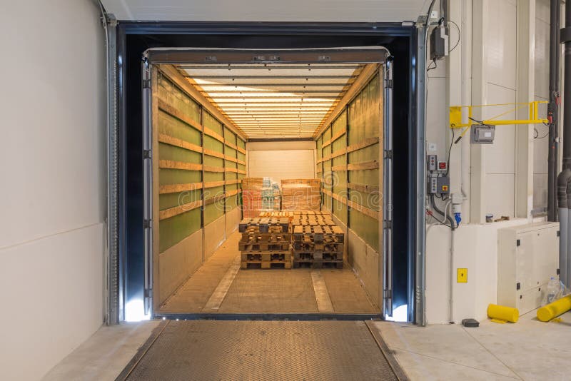 Dock de carga del remolque imagen de archivo. Imagen de acoplado ...