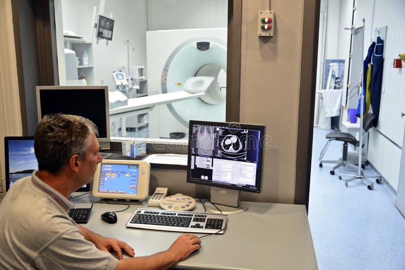 Docteur de radiologue photo stock. Image du verticale - 33442306