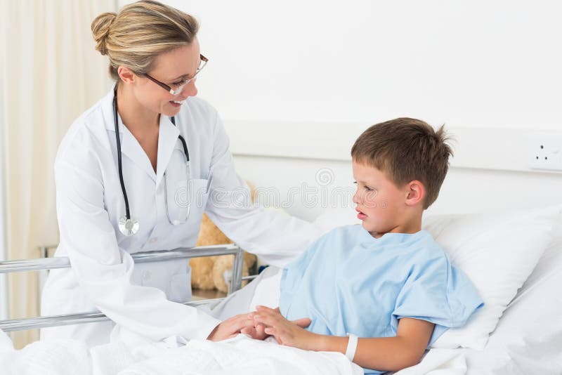 Docteur Examinant Le Garçon Malade Dans Lhôpital Image Stock Image