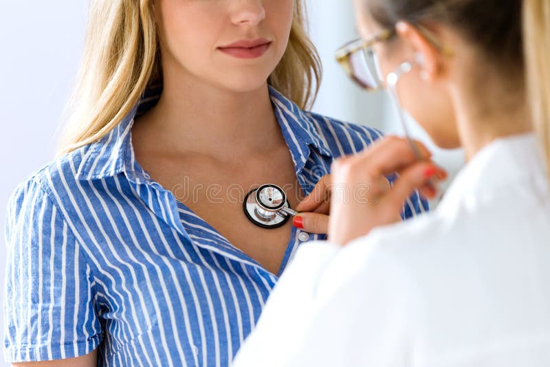 Docteur Féminin Vérifiant Le Battement De Coeur Patient Utilisant Le