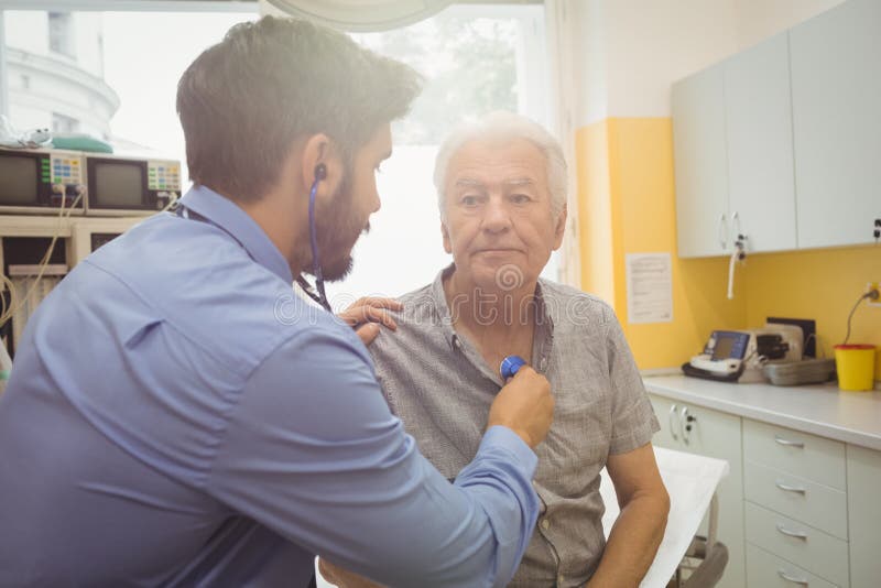 Docteur Masculin Examinant Un Patient Photo stock - Image du compétence ...