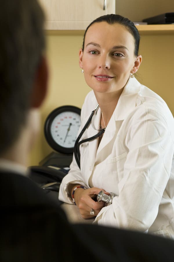 Docteur De Sourire Avec L'ordinateur Portatif Image stock - Image du ...