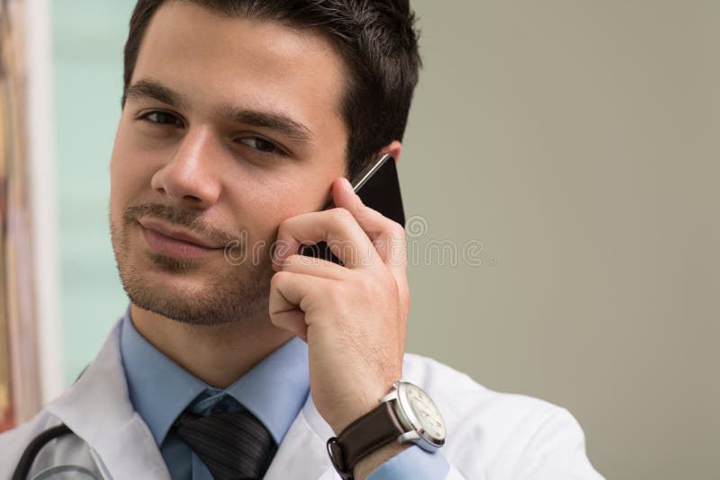 Docteur Talking on Telephone Dans Le Bureau Photo stock - Image du ...