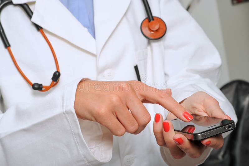 Docteur Utilisant Le Smartphone Photo stock - Image du femelle ...