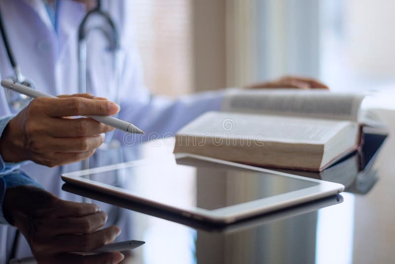 Doctor Read Book and Search Medical Knowledge, Make Online Medical ...