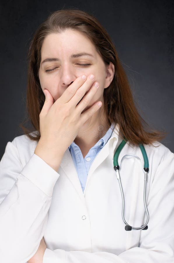Doctor cansado foto de archivo. Imagen de gente, overtime - 100573118