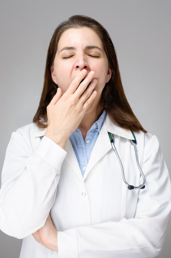 Doctor cansado, de bostezo imagen de archivo. Imagen de aburrimiento ...