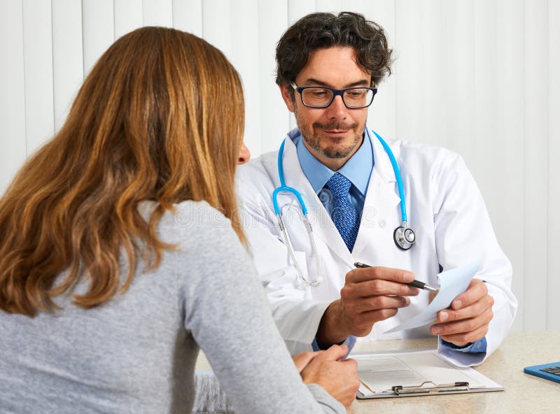 Doctor con el paciente foto de archivo. Imagen de hospital - 81120694