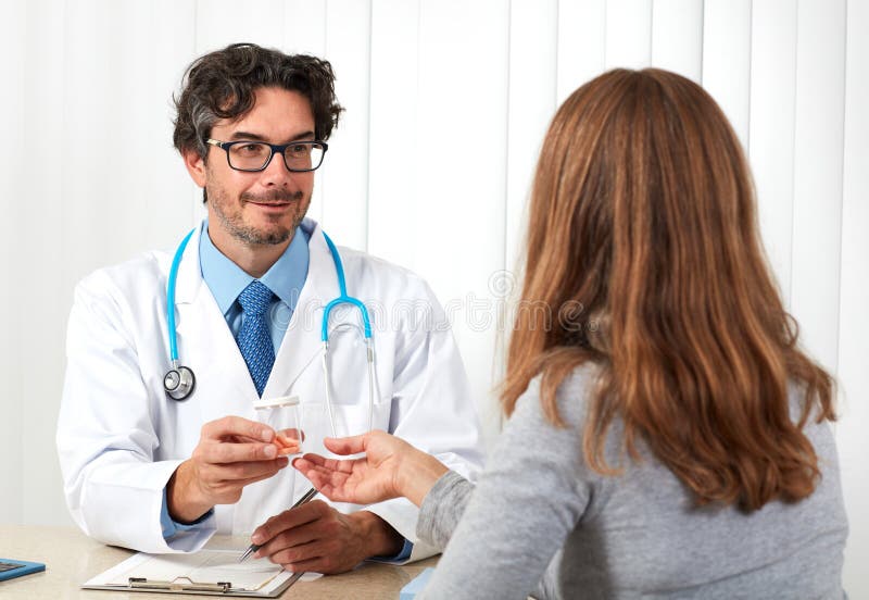 Doctor con el paciente foto de archivo. Imagen de antidepresivos - 81353342