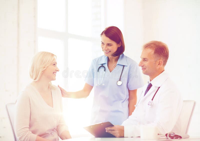 Doctor Con El Paciente En Hospital Foto de archivo - Imagen de pediatra ...