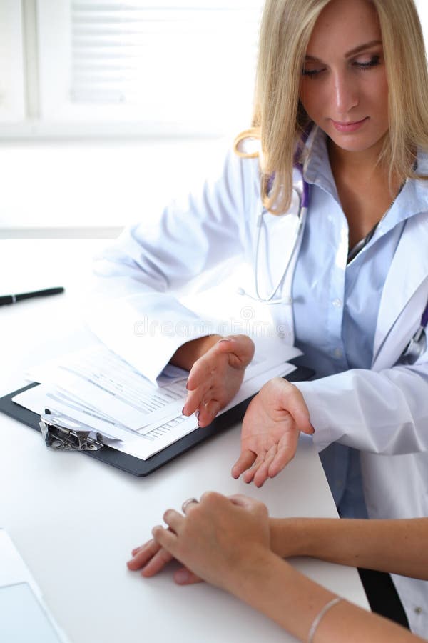 Doctor Con El Paciente En Hospital Imagen de archivo - Imagen de ...