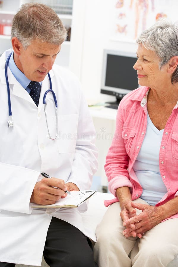 Doctor Con El Paciente Femenino Imagen de archivo - Imagen de consulte ...
