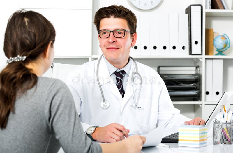 Doctor Con El Paciente Que Se Sienta En La Tabla Imagen de archivo ...