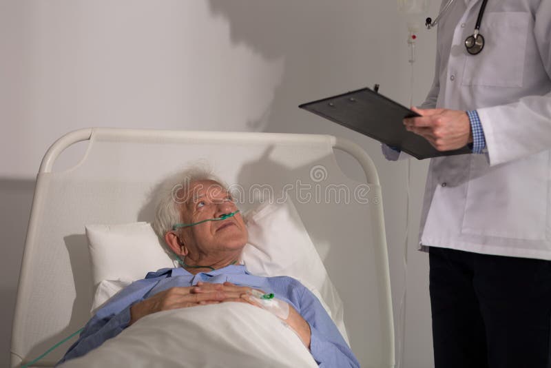 Doctor diagnosing patient stock image. Image of duster - 55229881