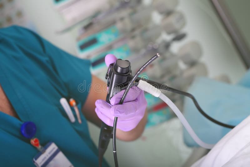 Procedimiento De La Endoscopia Al Hombre Enfermo En El ICU Imagen de ...