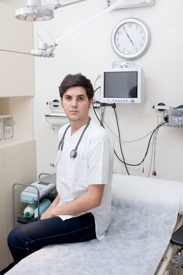 Doctor at ER unit stock photo. Image of arms, doctor - 29213024