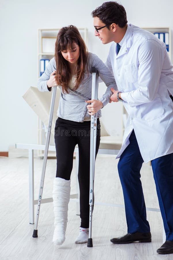 The Doctor Examining Patient with Broken Leg Stock Image - Image of ...