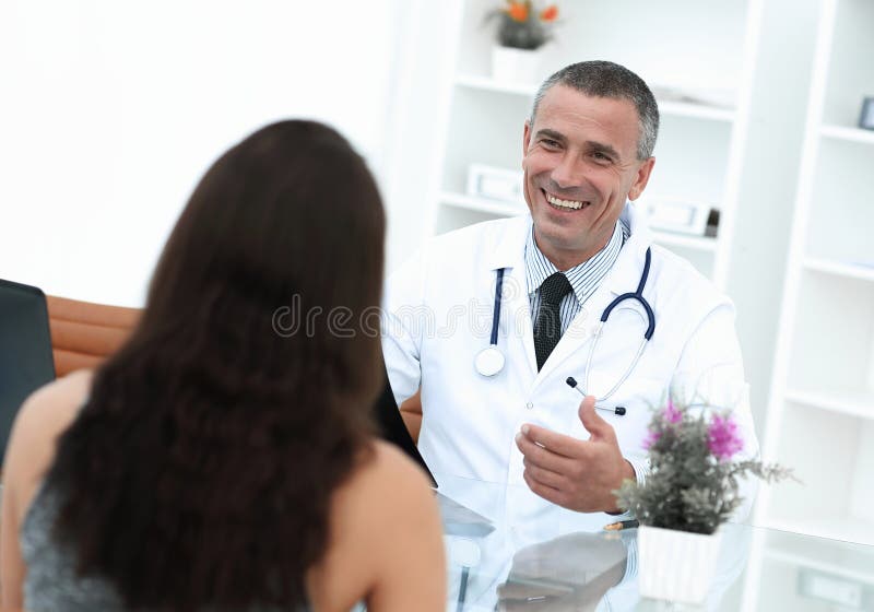 Doctor Hermoso Que Habla Con Su Paciente Imagen de archivo - Imagen de ...